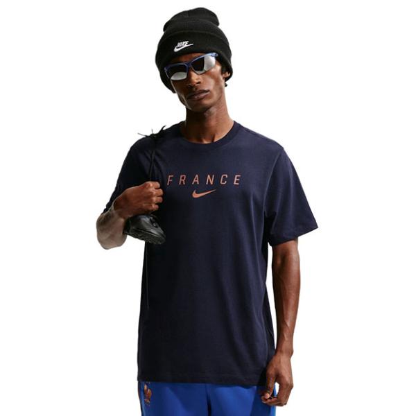 フランス代表、大人/メンズ用Tシャツ。柔らかいコットン素材を使用したショートスリーブシャツ。チームへの忠誠心をアピールしたデザイン。品質：コットン100％サイズ：ウエスタンサイズ(USサイズ)カラー：ブラッケンドブルーモデル：2026年春夏