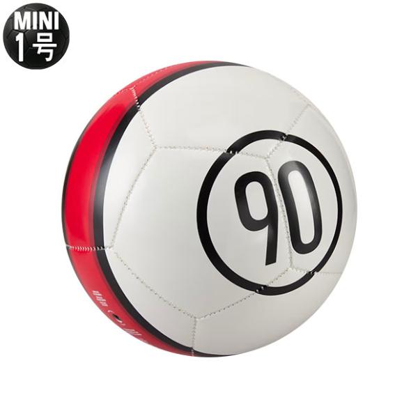 ナイキ、サッカーボール1号球。フィールドでのフットワークを磨く練習に最適なスキルズボール。クラシックなトータル90シリーズをオマージュしたデザインを採用。◆ラバー60％、ポリエステル15％、ポリウレタン13％、EVA 12％◆1号球◆ホワイ...