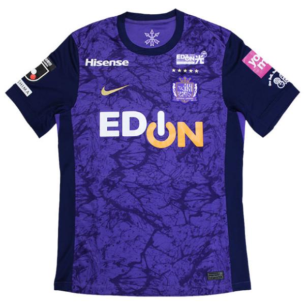 Jリーグ・サンフレッチェ広島、2026年Jリーグ記念大会モデル、ホーム用スタジアムジャージ。2026年明治安田百年構想リーグ着用ユニフォームのレプリカモデル。3年ぶり2度目のルヴァンカップ優勝の証として、エンブレムの上に5つの星が輝く特別な...