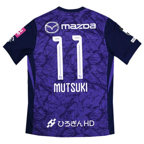 Jリーグ・サンフレッチェ広島、2026年Jリーグ記念大会モデル、ホーム用スタジアムジャージ。2026年明治安田百年構想リーグ着用ユニフォームのレプリカモデル。3年ぶり2度目のルヴァンカップ優勝の証として、エンブレムの上に5つの星が輝く特別な...