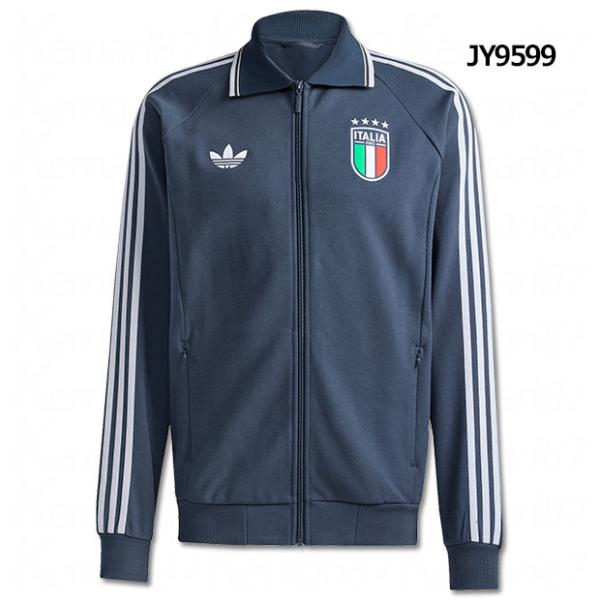 イタリア代表、大人/メンズ用アンセムジャケット。選手が試合前入場時に着用するトレーニングジャケット。トレフォイルロゴがアディダスのアイデンティティを添え、レトロなディテールが印象的なスタイルを際立たせる一着。レギュラーフィット仕様。モデル：...