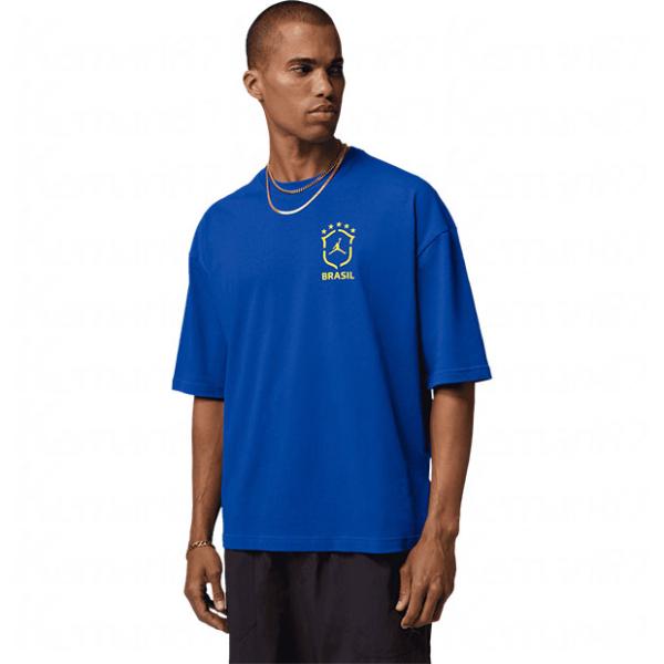 ブラジル代表、大人/メンズ用Tシャツ。フィールドで活躍できるスタイルをストリート向けにアレンジした、ジョーダンブランド(Jordan Brand)とのコラボモデル。オーバーサイズシルエットのクルーネックシャツ。サイズ：ウエスタンサイズ(US...