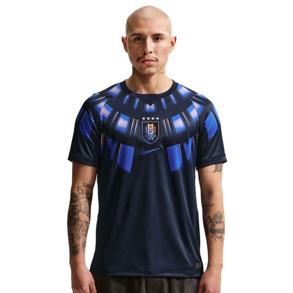 ウルグアイ代表、2026年シーズンモデル、アウェイ用スタジアムジャージ。選手着用ユニフォームのレプリカモデル。Dri-FIT素材によりさらりと快適な着用感をキープ。大人/メンズ用。◆Dri-FIT(吸汗速乾)品質：ポリエステル100％サイズ...