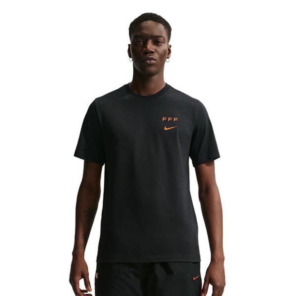 フランス代表、大人/メンズ用Tシャツ。柔らかいコットン素材を使用したショートスリーブシャツ。チームへの忠誠心をアピールしたデザイン。品質：コットン100％サイズ：ウエスタンサイズ(USサイズ)カラー：ブラックモデル：2026年春夏
