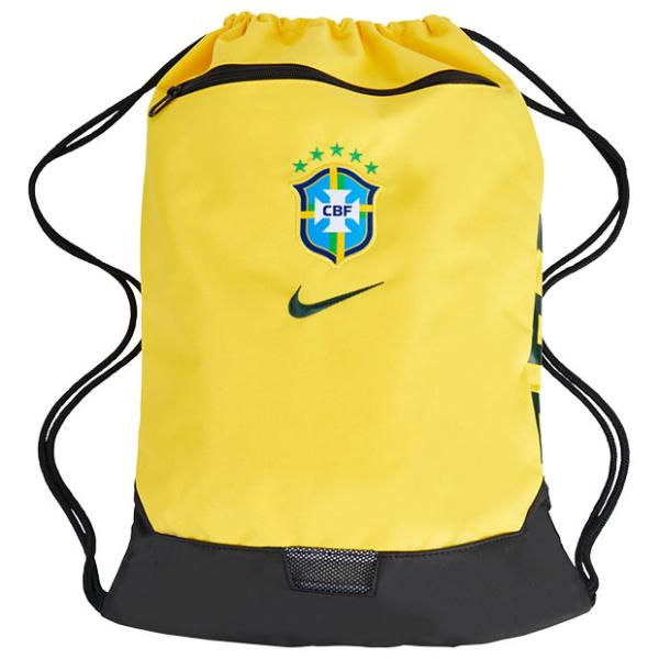 ブラジル代表、大人/メンズ用ジムバッグ。ドローストリング付きの軽量マルチバッグ。外側に小物を個別に収納可能なジッパーポケット付き。下部にメッシュを配し通気性を確保。サイズ：MISC(フリー)カラー：カナリーモデル：2026年春夏