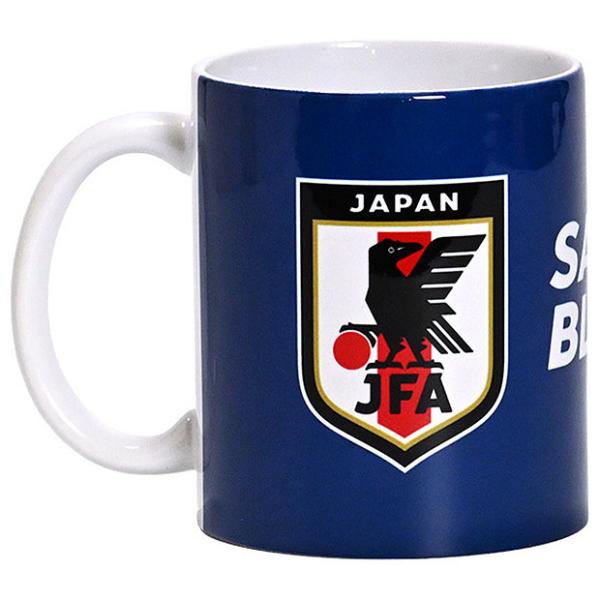 サッカー日本代表、マグカップ。定番のサポーターズアイテム。シンプルなデザインで普段使いにもおすすめのマグカップ。素材：陶器サイズ：F(約80×95cm)カラー：JFAブルーモデル：2026年春夏
