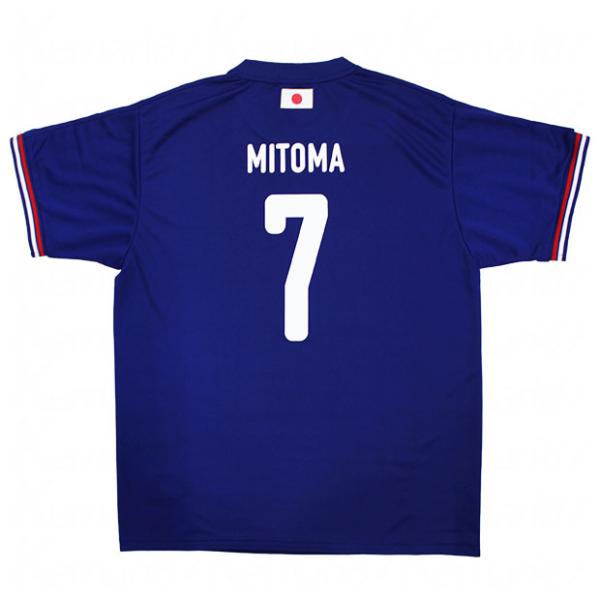 サッカー日本代表、大人/メンズ用Tシャツ。定番のサポーターズアイテム。ユニフォームデザインのコンフィットTシャツ。背番号 &amp; マークプリント入り。子供/ジュニア対応。モデル：2026年春夏