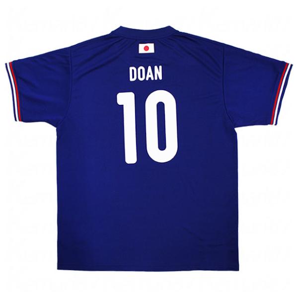 サッカー日本代表、大人/メンズ用Tシャツ。定番のサポーターズアイテム。ユニフォームデザインのコンフィットTシャツ。背番号 &amp; マークプリント入り。子供/ジュニア対応。モデル：2026年春夏