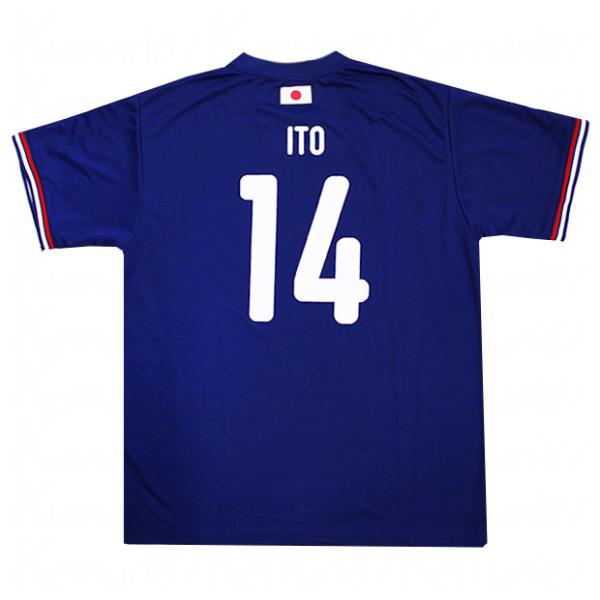 サッカー日本代表、大人/メンズ用Tシャツ。定番のサポーターズアイテム。ユニフォームデザインのコンフィットTシャツ。背番号 &amp; マークプリント入り。子供/ジュニア対応。モデル：2026年春夏