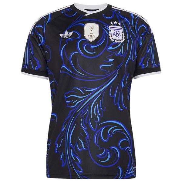 アルゼンチン代表、2026年シーズンモデル、アウェイ用レプリカユニフォーム。選手着用ユニフォームのレプリカモデル。アルゼンチンの豊かな芸術表現をインスピレーションに、大胆な渦巻きデザインと鮮やかなカラーを採用した一着。生地に組み込まれたCL...