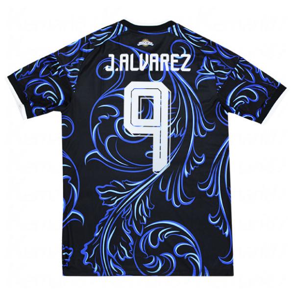 アルゼンチン代表、2026年シーズンモデル、アウェイ用レプリカユニフォーム。選手着用ユニフォームのレプリカモデル。アルゼンチンの豊かな芸術表現をインスピレーションに、大胆な渦巻きデザインと鮮やかなカラーを採用した一着。生地に組み込まれたCL...