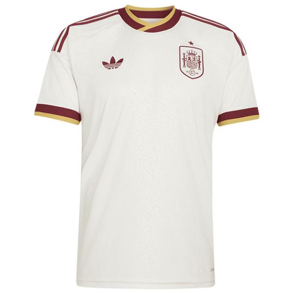 スペイン代表、2026年シーズンモデル、アウェイ用レプリカユニフォーム。選手着用ユニフォームのレプリカモデル。ススペイン文学にインスパイアされた、手書き原稿のイメージをあしらった複雑なディテールとクラシックな本の装飾が特徴的。生地に組み込ま...