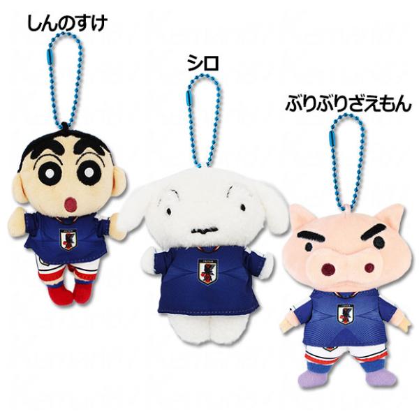 サッカー日本代表、ぬいぐるみ。人気漫画・アニメ「クレヨンしんちゃん」のぬいぐるみマスコット、日本代表ユニフォーム仕様。キーチェーン付き。サイズ：F(フリー)モデル：2026年春夏