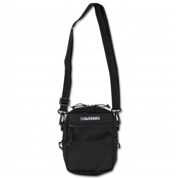 ポルトガル語で「光と影」を意味するルースイソンブラ、トートバッグ。様々なシーンに対応した「STANDARD」シリーズ。内側に仕切りを設け、コンパクトながら利便性に優れてたミニバッグ。背面にメッシュポケット付き。両サイドにアクセサリーの装着に...