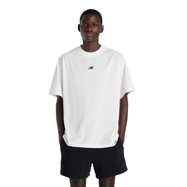 ニューバランス、大人/メンズ用Tシャツ。日本人の体型に合わせて開発されたトレーニング用グラフィックTシャツ。背面に「The Intelligent Choice」の反射グラフィックプリント入り。左裾にリフレクティブラベル付き。トレンドのシル...