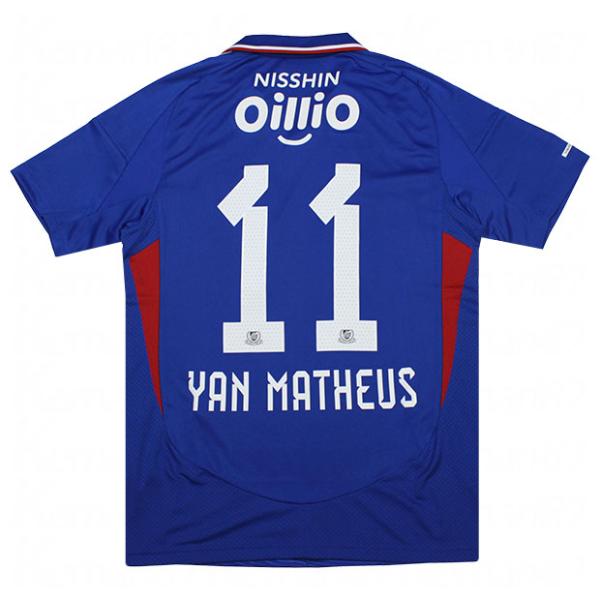 Jリーグ・横浜Fマリノス、2025年シーズンモデル、ホーム用オーセンティックユニフォーム。選手着用ユニフォームのオーセンティックモデル。ブルーのユニフォームにトリコロールカラーのフラッグが力強くはためく姿をエンボス加工で施し、マリノスに強さ...