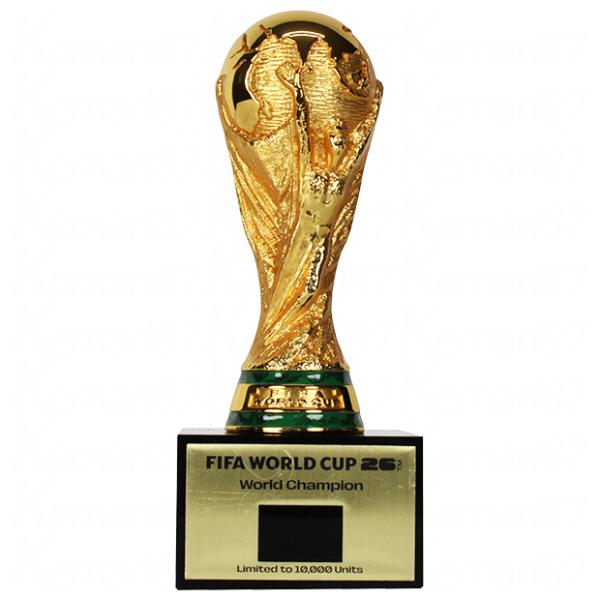FIFAワールドカップ2026、トロフィーレプリカ。「FIFA WORLD CUP 2026」オフィシャルライセンスアイテム。優勝トロフィーのレプリカモデル。フラッグステッカー付き。サイズ：F(フリー)モデル：2026年春夏