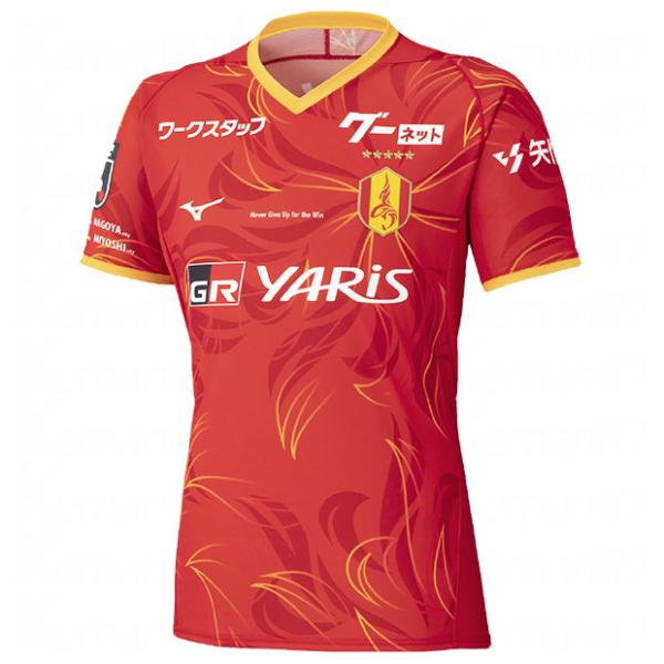 Jリーグ・名古屋グランパスエイト、2025年シーズンモデル、ホーム用オーセンティックユニフォーム。選手着用ユニフォームのオーセンティックモデル。エンブレムのシンボルをモチーフに、名古屋の風を起こす上昇気流の渦を、シャチの有機的なフォルムを加...