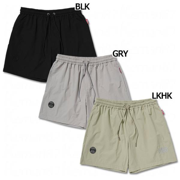 フランス・リーグ・アン、パリ・サンジェルマン、大人/メンズ用パンツ。クラブチームライセンスモデルのハーフパンツ。軽量性・伸縮性に優れ、ノンストレスで着られる休日のマストアイテム。品質：ポリエステル95％、ポリウレタン5％モデル：2026年春夏