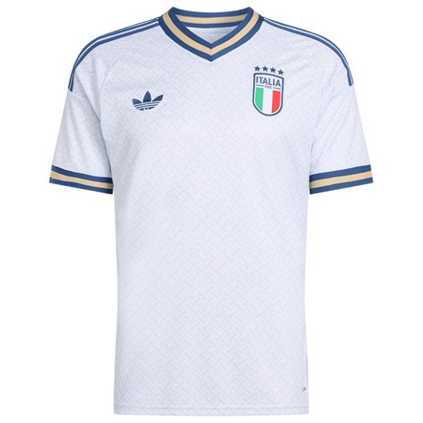 イタリア代表、2026年シーズンモデル、アウェイ用レプリカユニフォーム。選手着用ユニフォームのレプリカモデル。祝賀会で着用されるスーツにインスパイアされたデザインで、世界のサッカーの礎におけるイタリアの重要性を表現。生地に組み込まれたCLI...