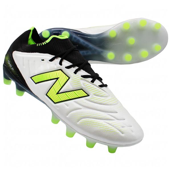 ニューバランス、大人/メンズ用サッカースパイク。圧倒的な軽さが特長のストライカー向けスピードブーツ「TEKELA」。DynamicTouch techを搭載したアッパー素材がボールタッチ感覚を高め、前足部と中足部に施した波状加工とシリコンド...