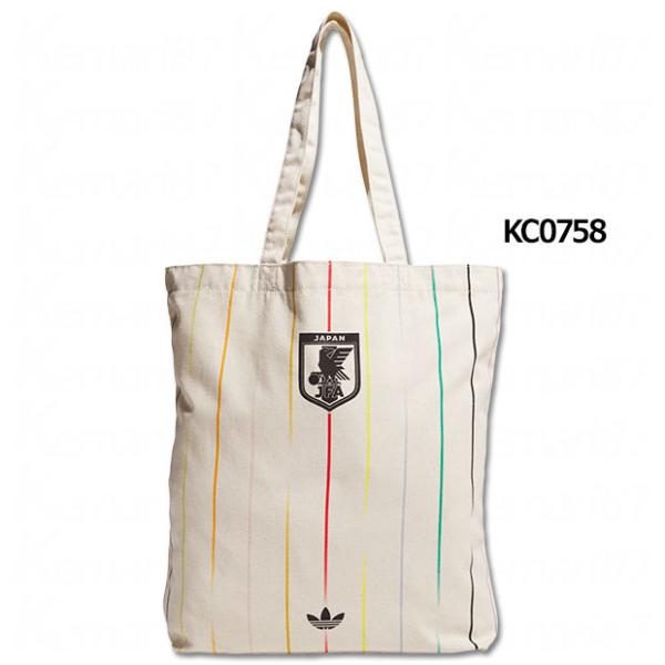 アディダス サッカー日本代表、トートバッグ。チームライセンスモデルのファンアイテム。耐久性に優れたキャンバス素材を仕様。内側に整理整頓しやすいスリップインポケット付き。品質：コットン100％サイズ：NS(約41×32cm、18.8L)モデル...