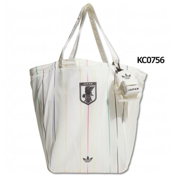 アディダス サッカー日本代表、パッカブルバッグ。チームライセンスモデルのファンアイテム。耐久性とスタイルを兼ね備えたプレーンウィーブ構造。小さく折り畳んで持ち運び・収納可能なパッカブル仕様。品質：ポリエステル100％サイズ：NS(約40×2...