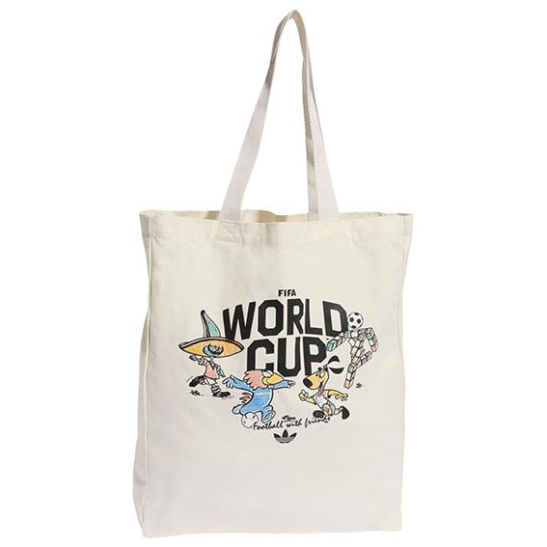 アディダス、大人/メンズ用トートバッグ。世界中で愛されているサッカートーナメントを称えるアイテム。アイコニックなオリジナルスロゴとFIFAのウーブンラベルをあしらったアディダススタイルで、サッカーへの熱い思いを体現。耐久性に優れたキャンバス...
