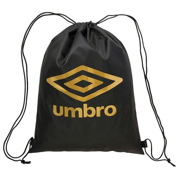 アンブロ、マルチバッグ。ナップサックタイプのマルチバッグ。試合や練習時の移動時などに活躍。素材：ポリエステル(裏PU加工)サイズ：F(約34×46cm)カラー：ブラックモデル：2025年秋冬