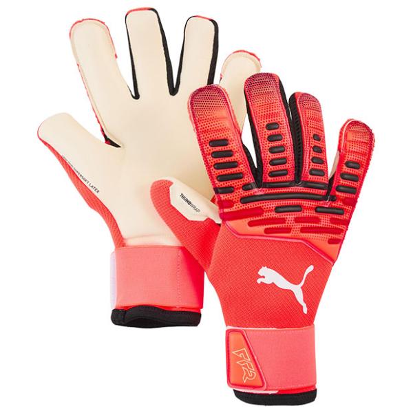 プーマ、大人/メンズ用GKグローブ。フューチャーシリーズとデザイン連動したゴールキーパーグローブ。インシームカットとガンカットを組み合わせ、キャッチエリアを最大化するハイブリッドカットモデル。素材：ラバー、合成繊維(ポリエステル)、合成樹脂...