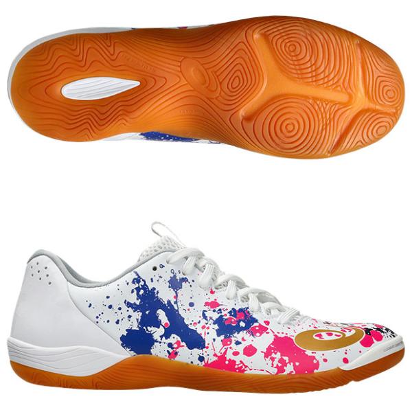 アシックス、大人/メンズ用フットサルシューズ。フットサラーの個性を解き放つデザインと素足感覚。TOQUEシリーズの第8世代、インドアトレーニングモデル。アッパーに柔らかいマイクロファイバー人工皮革を採用することで、耐久性とフィット性を両立。...