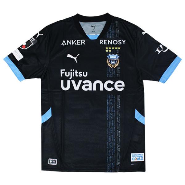 Jリーグ・川崎フロンターレ、2025年シーズンモデル、3rdレプリカユニフォーム。夏季限定着用ユニフォームのレプリカモデル。タイトなブラックをメインカラーに、7本の座標コードのストライプを束ねた1本のラインを左胸に配し、タイトル獲得に向け、...