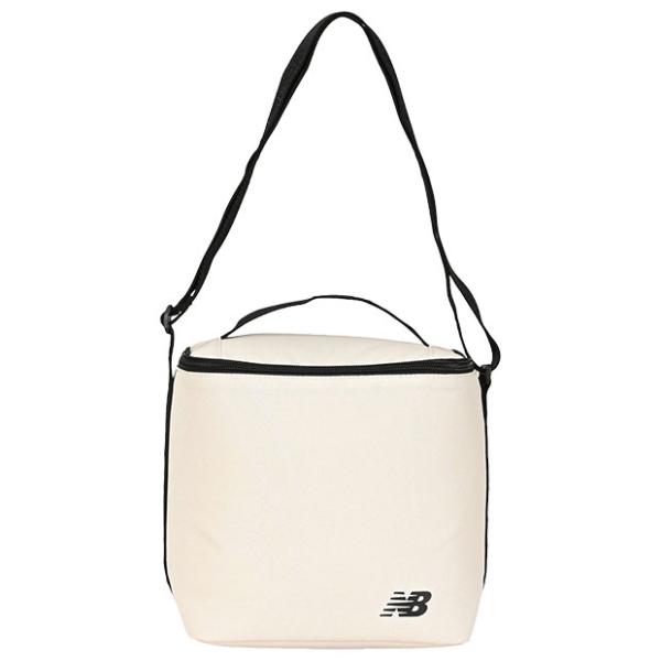 ニューバランス、クーラーバッグ。断熱効果のあるパッドを搭載し、温冷の両方に対応したスクエア型ショルダーバッグ。アウトドアやレジャーシーンで活躍。サイズ：OSZ(約21×22×15cm、約6.5L)カラー：リネンモデル：2026年春夏