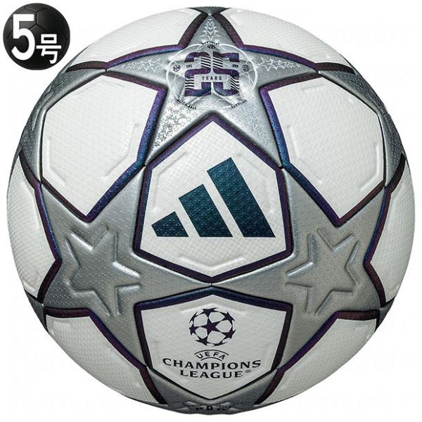 アディダス、サッカーボール5号球。フィナーレの登場から25周年を記念して、00-01シーズンのボールデザインからインスピレーションを受けたアニバーサリーモデル。サーマルボンディング製法により、縫い目の無い表皮構造で正確なパスやシュートを実現...