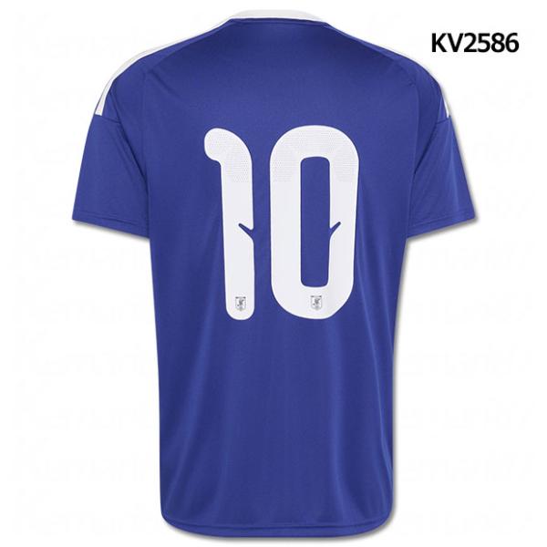 アディダス サッカー日本代表、大人/メンズ用Tシャツ。ホーム用ユニフォームのデザインを着用しやすいTシャツに落とし込んだファンアイテム。レギュラーフィット仕様。◆背番号入りモデル：2026年春夏