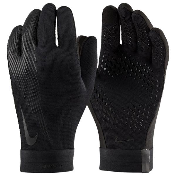 ナイキ、大人/メンズ用ニットグローブ。定番の防寒アクセサリー。Therma-FITテクノロジーが体温調節をサポート。柔軟性に優れた袖口が保温性を発揮。手のひら部分はボールをつかみやすいテクスチャード加工仕様。カラー：ブラック×ブラック×ブラ...