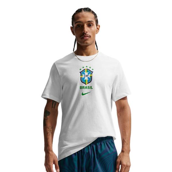 ブラジル代表、大人/メンズ用Tシャツ。クラシックなフィット感のショートスリーブシャツ。クレストデザインでチームへの忠誠心をアピール。品質：コットン100％サイズ：ウエスタンサイズ(USサイズ)カラー：ホワイトモデル：2026年春夏