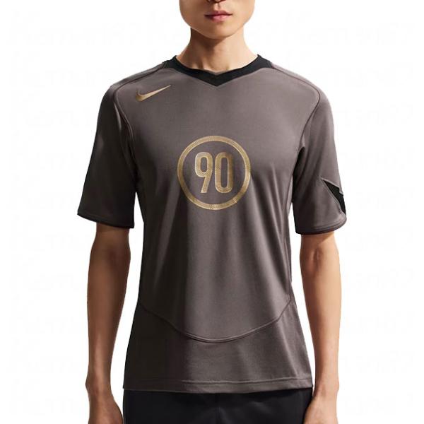 ナイキ、大人/メンズ用プラクティスシャツ。クラシックなトータル90シリーズをオマージュした、ユニフォームをヒントにした速乾性抜群のショートスリーブシャツ。Dri-FITテクノロジーが、肌から汗を逃がしてすばやく蒸発させ、さらりと快適な状態を...