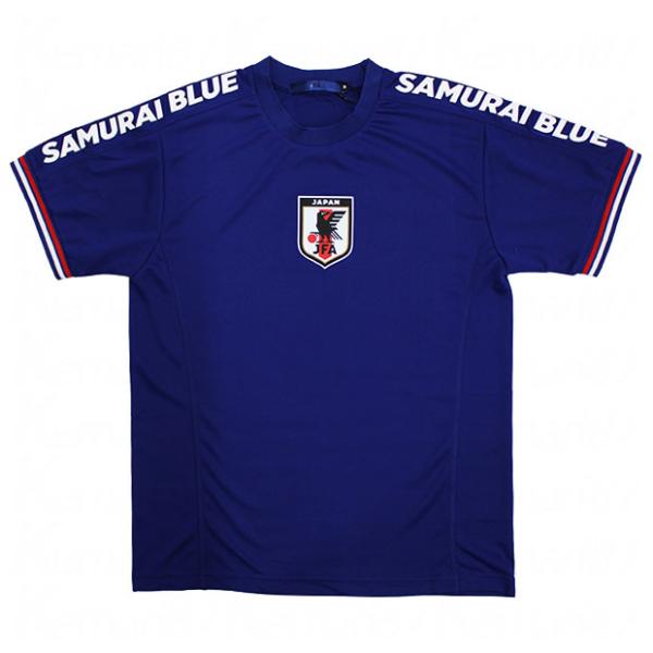 サッカー日本代表、大人/メンズ用Tシャツ。定番のサポーターズアイテム。ユニフォームデザインのコンフィットTシャツ。子供/ジュニア対応。モデル：2026年春夏