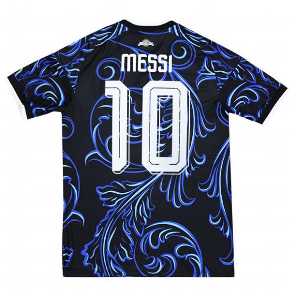 アルゼンチン代表、2026年シーズンモデル、アウェイ用レプリカユニフォーム。選手着用ユニフォームのレプリカモデル。アルゼンチンの豊かな芸術表現をインスピレーションに、大胆な渦巻きデザインと鮮やかなカラーを採用した一着。生地に組み込まれたCL...