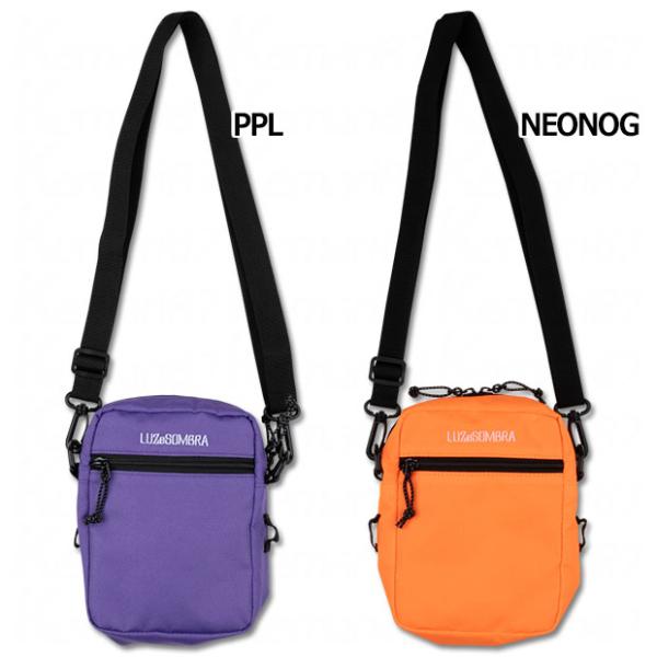 ポルトガル語で「光と影」を意味するルースイソンブラ、トートバッグ。様々なシーンに対応した「STANDARD」シリーズ。内側に仕切りを設け、コンパクトながら利便性に優れてたミニバッグ。背面にメッシュポケット付き。両サイドにアクセサリーの装着に...