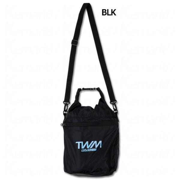 ポルトガル語で「光と影」を意味するルースイソンブラ、大人/メンズ用サコッシュ。FOOTBALLのフィールドで働いているWORKING MANにスポットを当てた「THE WORKING MAN(TWM)」シリーズ。ロールトップバッグとしても使...