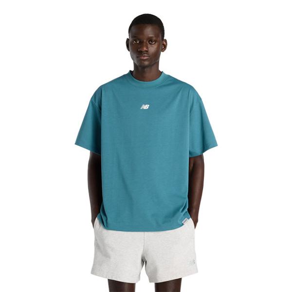 ニューバランス、大人/メンズ用Tシャツ。日本人の体型に合わせて開発されたトレーニング用グラフィックTシャツ。背面に「The Intelligent Choice」の反射グラフィックプリント入り。左裾にリフレクティブラベル付き。トレンドのシル...