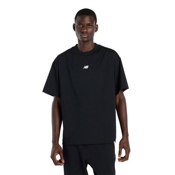 ニューバランス、大人/メンズ用Tシャツ。日本人の体型に合わせて開発されたトレーニング用グラフィックTシャツ。背面に「The Intelligent Choice」の反射グラフィックプリント入り。左裾にリフレクティブラベル付き。トレンドのシル...