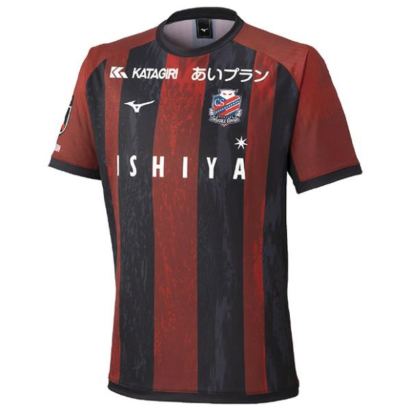 Jリーグ・北海道コンサドーレ札幌、2025年シーズンモデル、ホーム用レプリカユニフォーム。選手着用ユニフォームのレプリカモデル。身頃に赤3黒2の5本のストライプを並べ、シンプルでありながらも赤黒縦縞が最も美しく、強く表現できることを重要視し...