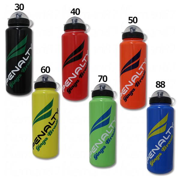 ペナルティ、ウォーターボトル。定番のスクイズボトル。練習時やアウトドアシーンなどで活躍。サイズ：F(約25×7cm、1L)モデル：2024年春夏