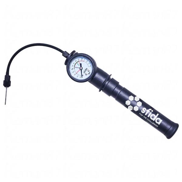 スフィーダ、ハンドポンプ。押しても引いても空気が入れられるダブルアクション仕様のハンドポンプ。空気圧計で圧力ゲージを確認しながら調節が可能。◆替え針1本付きカラー：ブラックモデル：2024年秋冬