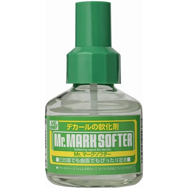 Mr.マークソフターは、デカール軟化剤です。粗い表面や曲面にも硬いデカールを馴染ませることができます。まずキャップに装着された筆を使用して、デカールを貼る箇所に少量塗り、塗布した部分の上からデカールを貼ります。あらかじめ貼り付けておいたデカ...