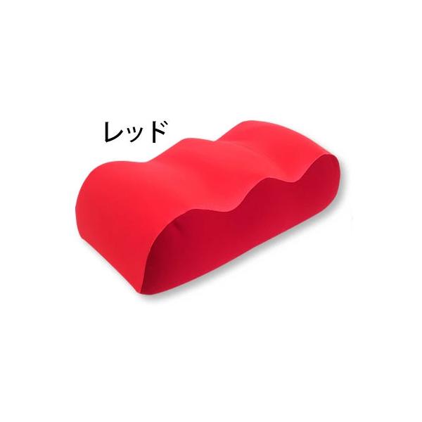 「北沢　足らくだ枕　レッド」は、極小マイクロビーズを使用した足枕です。横になってそっと足をのせるだけで、むくみやだるさでつらい足を優しく包み込んで、ゆったりリラックス。使わない時は吊るせるループ付き。職人が一つ一つ丁寧に手作業で仕上げている...