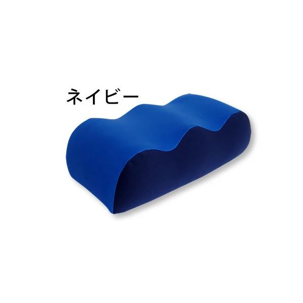 「北沢　足らくだ枕　ネイビー」は、極小マイクロビーズを使用した足枕です。横になってそっと足をのせるだけで、むくみやだるさでつらい足を優しく包み込んで、ゆったりリラックス。使わない時は吊るせるループ付き。職人が一つ一つ丁寧に手作業で仕上げてい...